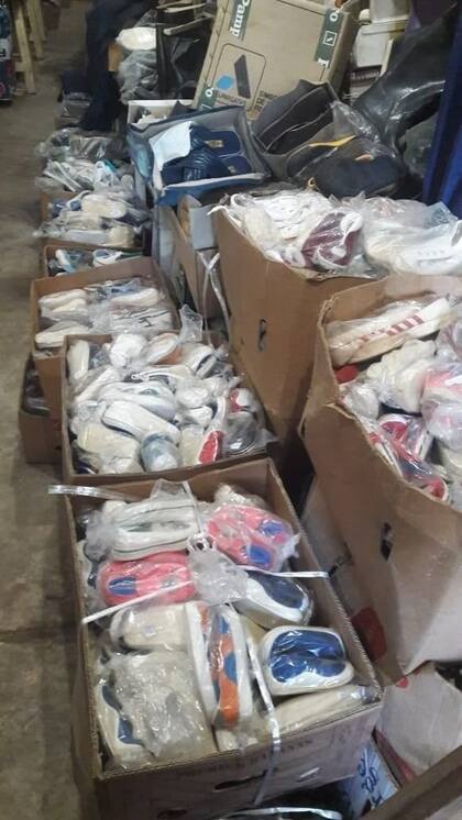 Reabren un depósito abandonado de una marca top y rematan zapatillas ... Reabren un depósito abandonado de una marca top y rematan zapatillas ...