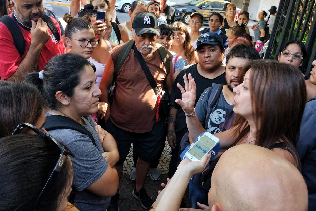 Planean movilizar 10 mil personas y hacer fila para que Petovello los ... Planean movilizar 10 mil personas y hacer fila para que Petovello los ...