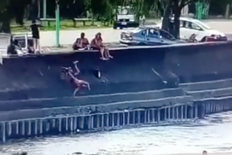 Un conductor dio marcha atrás con su camioneta y tiró al río a un ... Un conductor dio marcha atrás con su camioneta y tiró al río a un ...